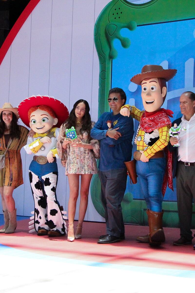 Toy Story 5 emociona con su alfombra roja en CDMX; Belinda se suma como ...