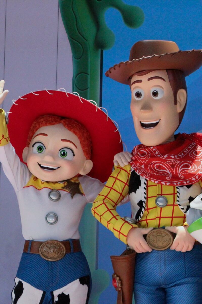 Toy Story 5 emociona con su alfombra roja en CDMX; Belinda se suma como ...