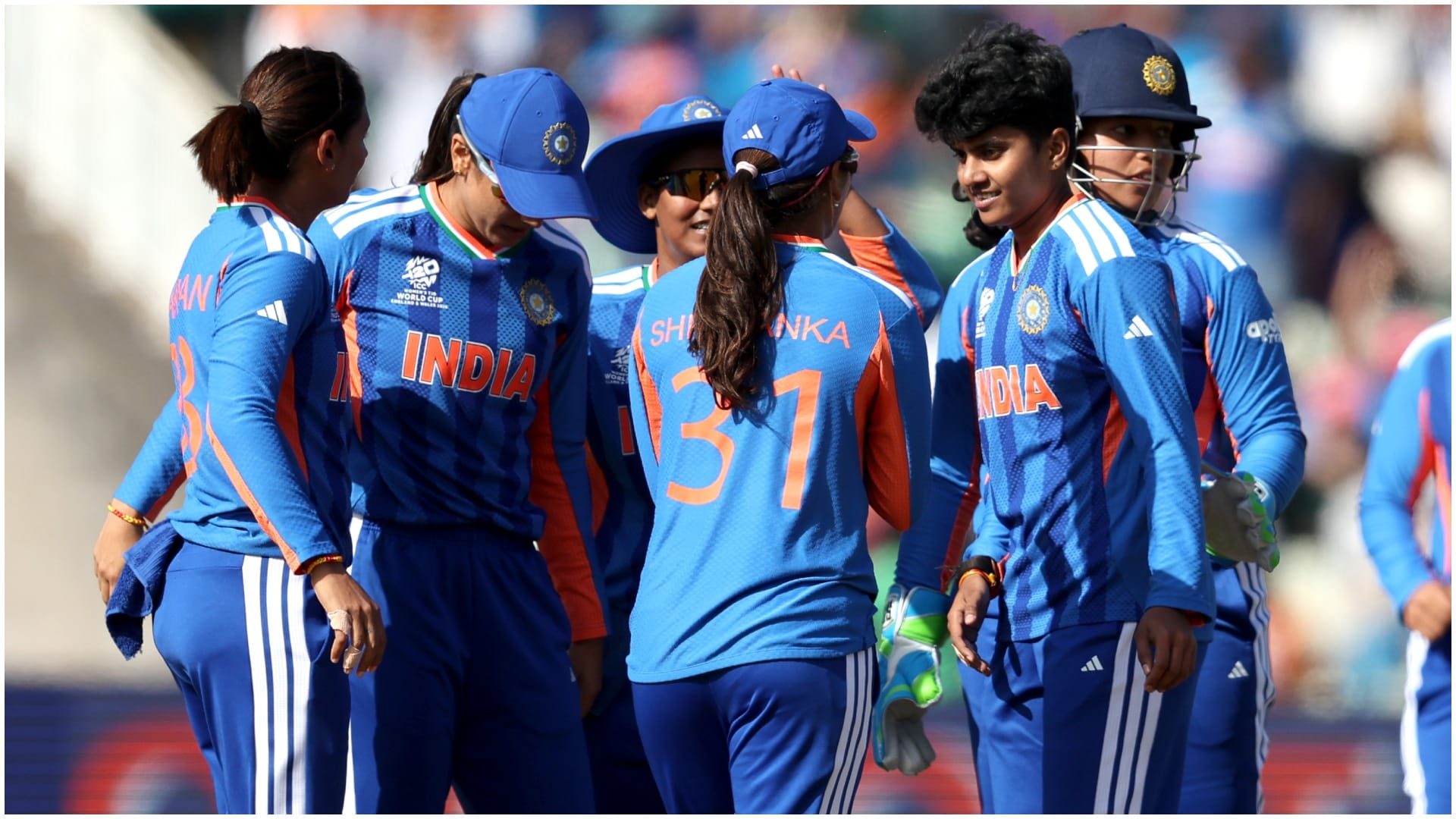 IND W vs PAK W live: पाकिस्तान को छठा झटका, नटालिया बनीं श्री चरणी का ...
