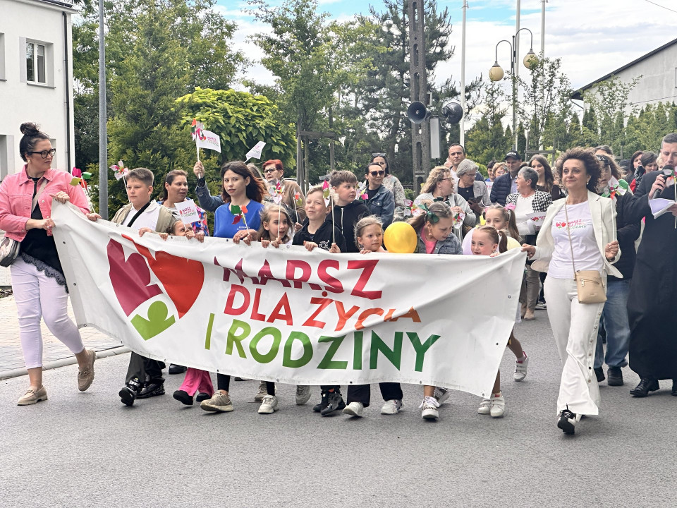 V Marsz dla Życia i Rodziny w Koprzywnicy. Mieszkańcy bawili się na ...