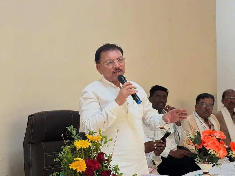 Lone Vidarbha UBT MP reaffirms loyalty with party after online meet ...