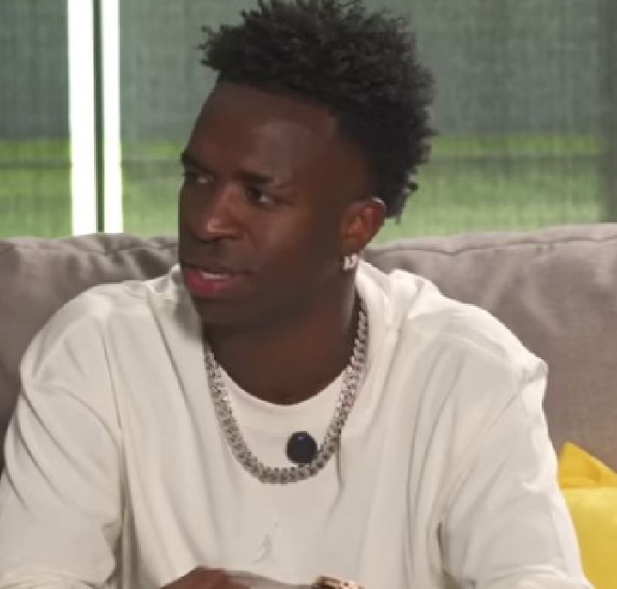 Vini Jr. presenteia Travis Scott após partida inaugural do Brasil na ...