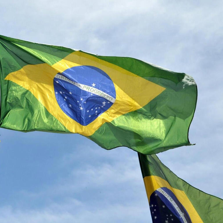 Rope Jumping ohne Sicherheitsseil: Junge Frau springt in Brasilien ...