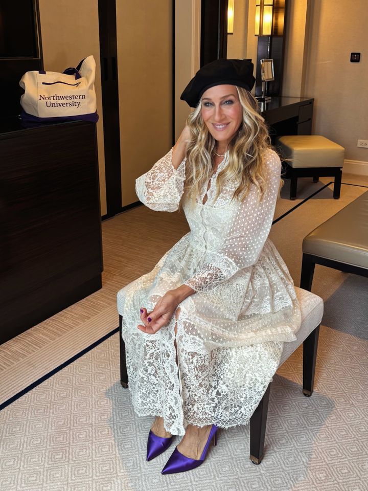 Sarah Jessica Parker wows in a dreamy lace dress and satin heels while ...