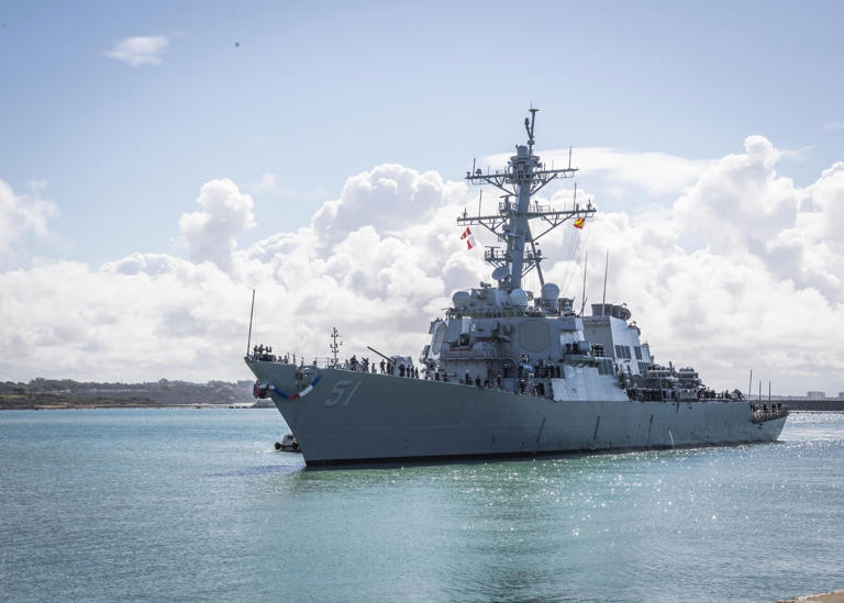 La US Navy necesita ayuda en España: busca equipos de mantenimiento ...