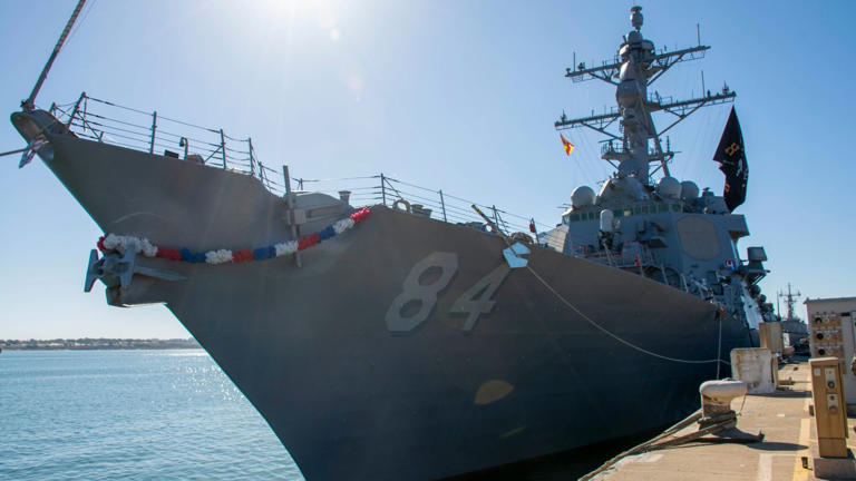 La US Navy necesita ayuda en España: busca equipos de mantenimiento ...