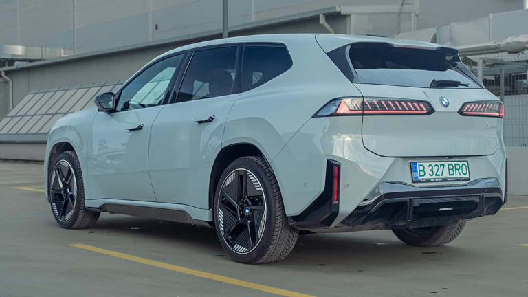 Antes de chegar ao Brasil, BMW iX3 lidera virada dos elétricos premium