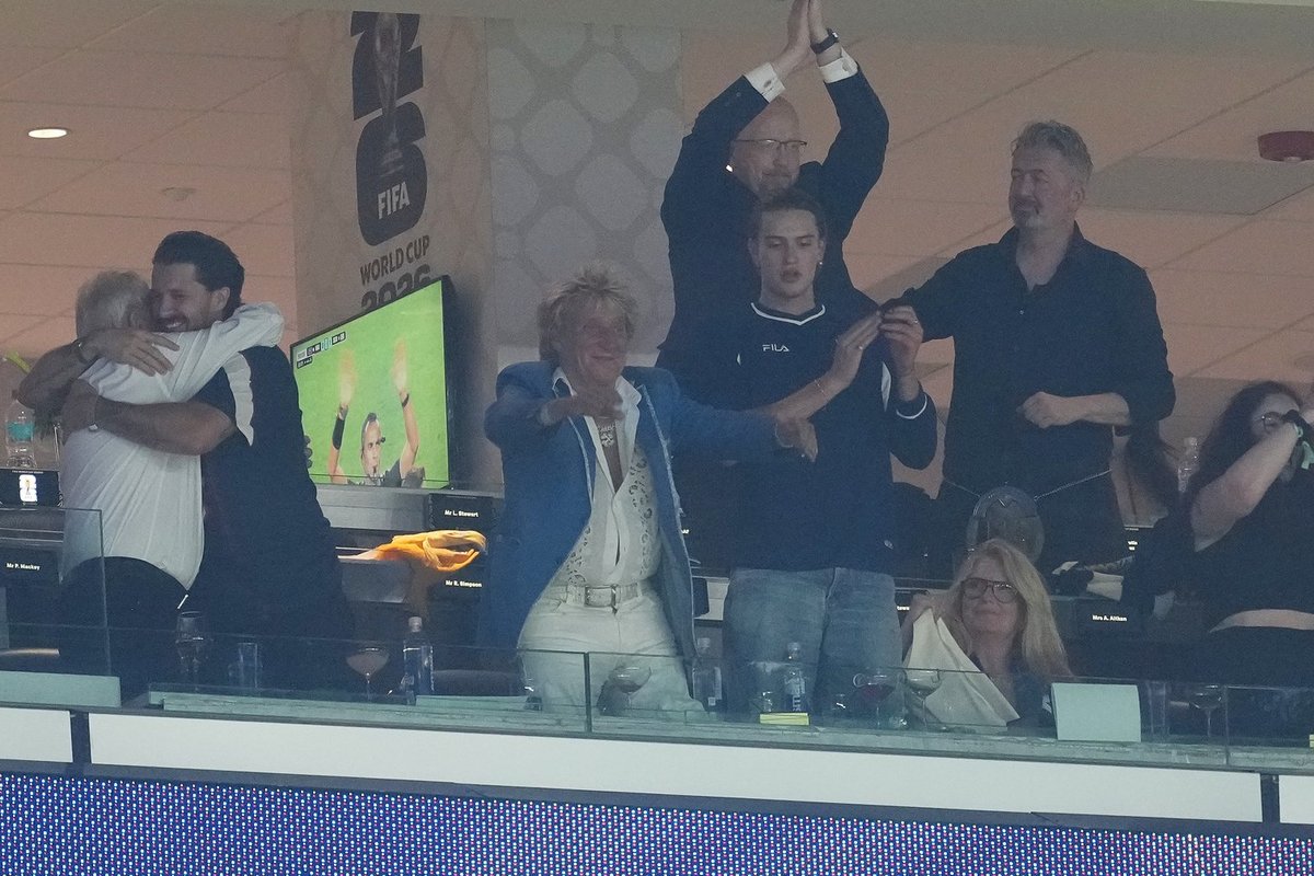 Rod Stewart branded 'tone-deaf' by angry fans as he jets to Scotland ...