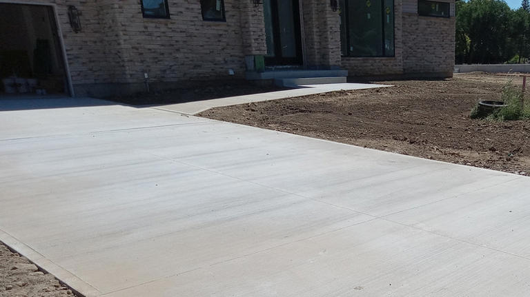 Concrete pavers vs. poured concrete: Which driveway lasts longer?