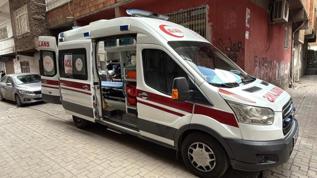 Koku ihbarı üzerine kapıyı kırdılar, korkunç manzarayla karşılaştılar