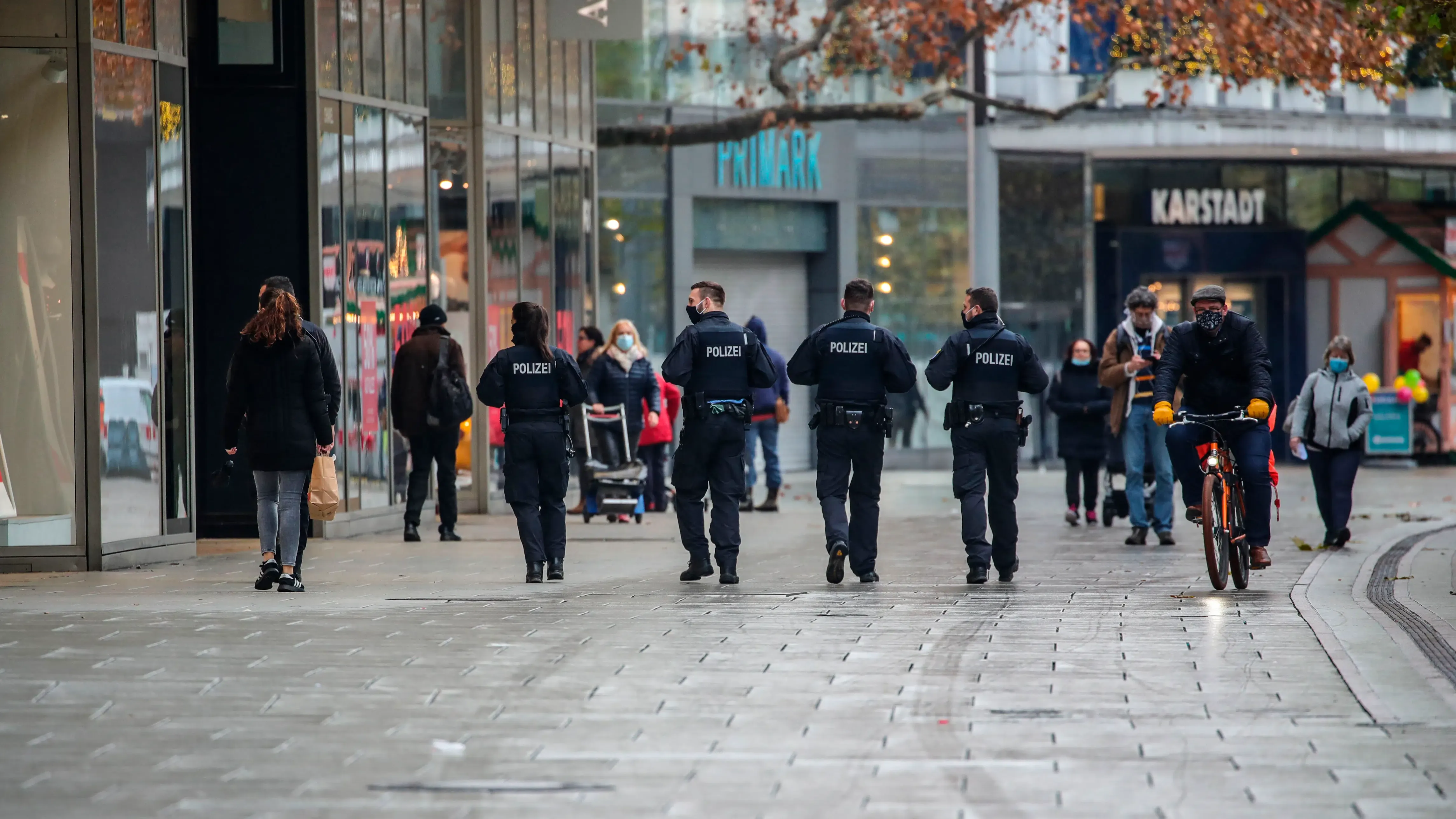 Amok med machete midt i byen: Person alvorligt såret
