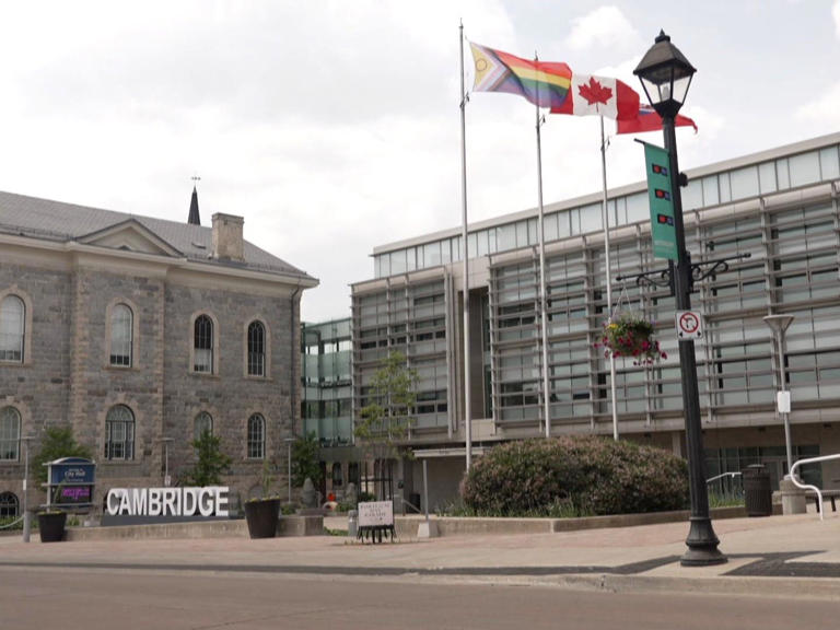 Cambridge : une jeune personne non binaire interrompue par la mairesse ...