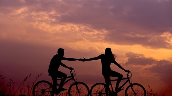 Feeling the spark on the first date? Therapist warns about 4 misleading ...