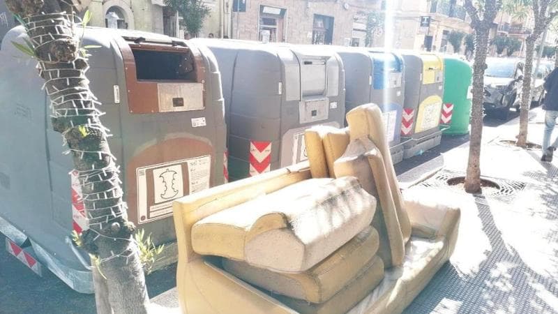 Madonnella, un divano abbandonato accanto ai cassonetti intelligenti ...