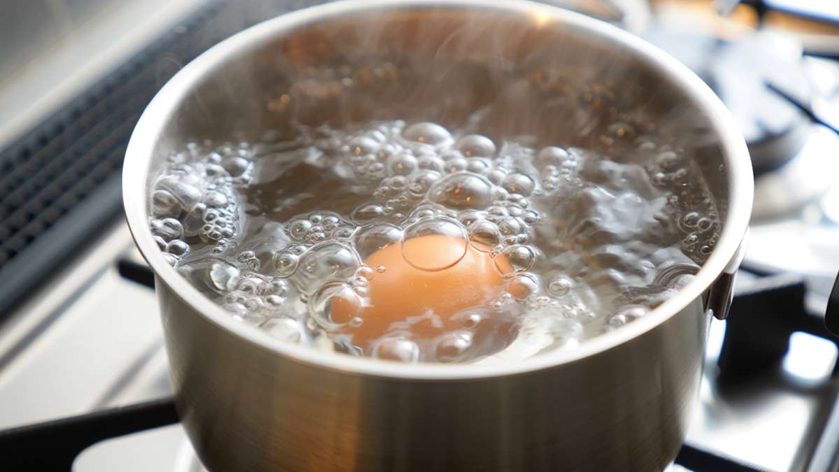 Qual é o jeito certo de cozinhar um ovo: água fria, água fervendo ou ...