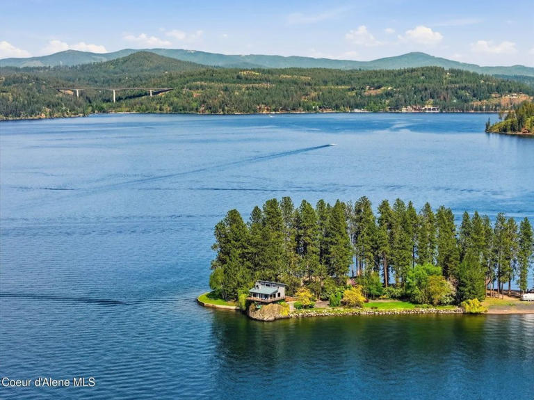 Glass-walled house perched on a giant lakeside rock makes it feel like ...