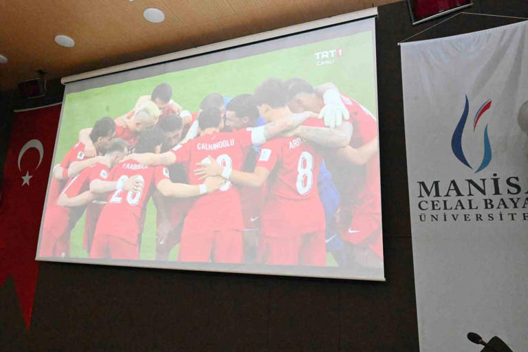 Manisa CBÜ öğrencileri milli maçı hep birlikte izledi