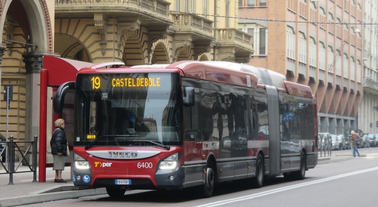 Bus arriva distante dalla fermata a Bologna, passeggero morde autista e ...