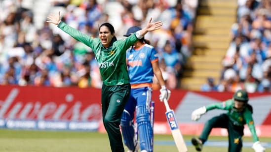 IND W vs PAK W live score, Women's T20 World Cup: Harmanpreet departs ...
