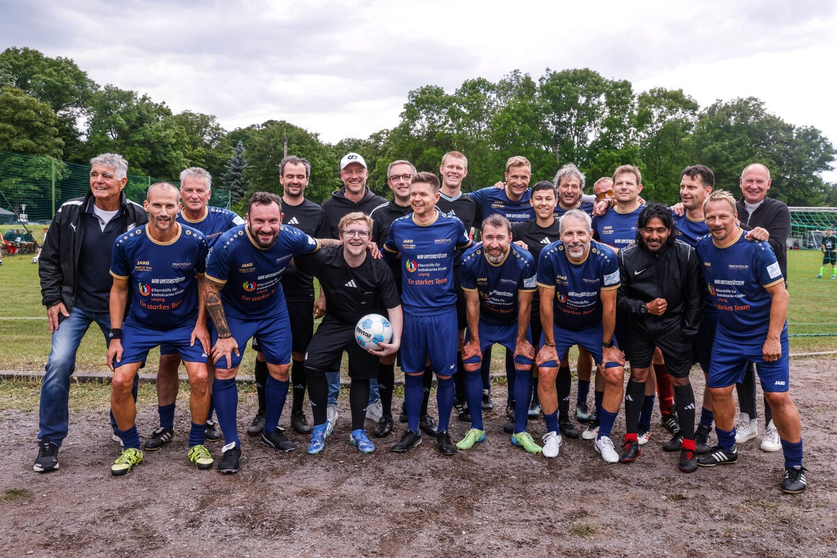 Rekordsumme erreicht: Fußballprofis kicken in Leipzig für krebskranke ...