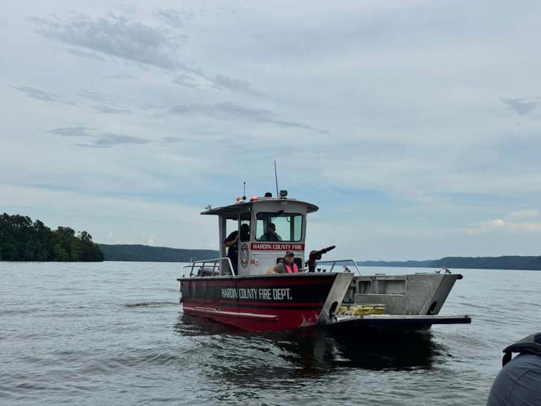 Emergency crews search for missing man on Pickwick Lake