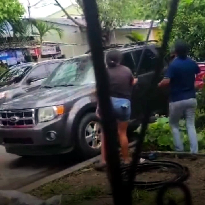 Graban a un grupo de mujeres robando alambres de fibra óptica en SPS