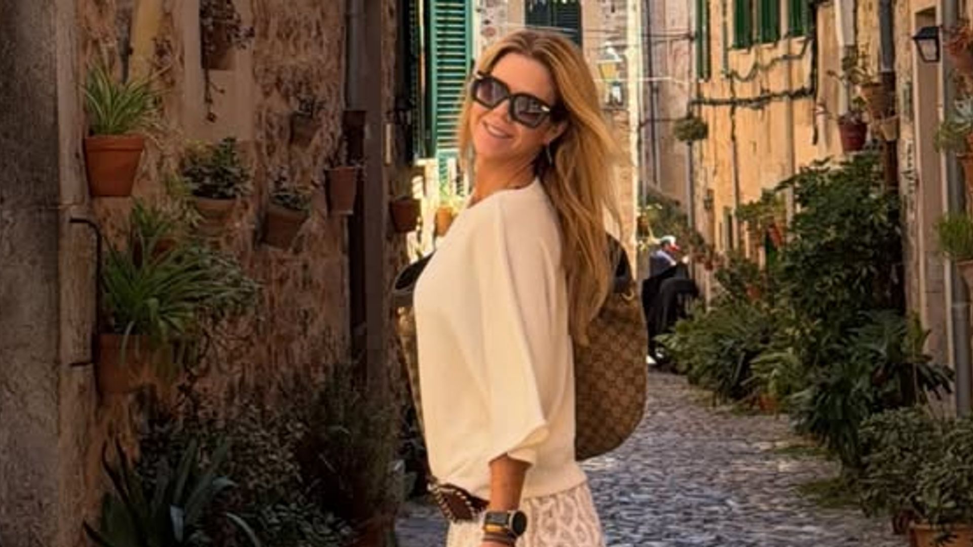 Amelia Bono cambia las botas cowboy por el blanco balear en Mallorca ...
