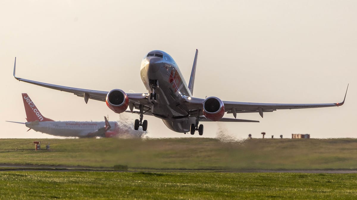 Blitz trifft Urlaubsflieger im Steigflug
