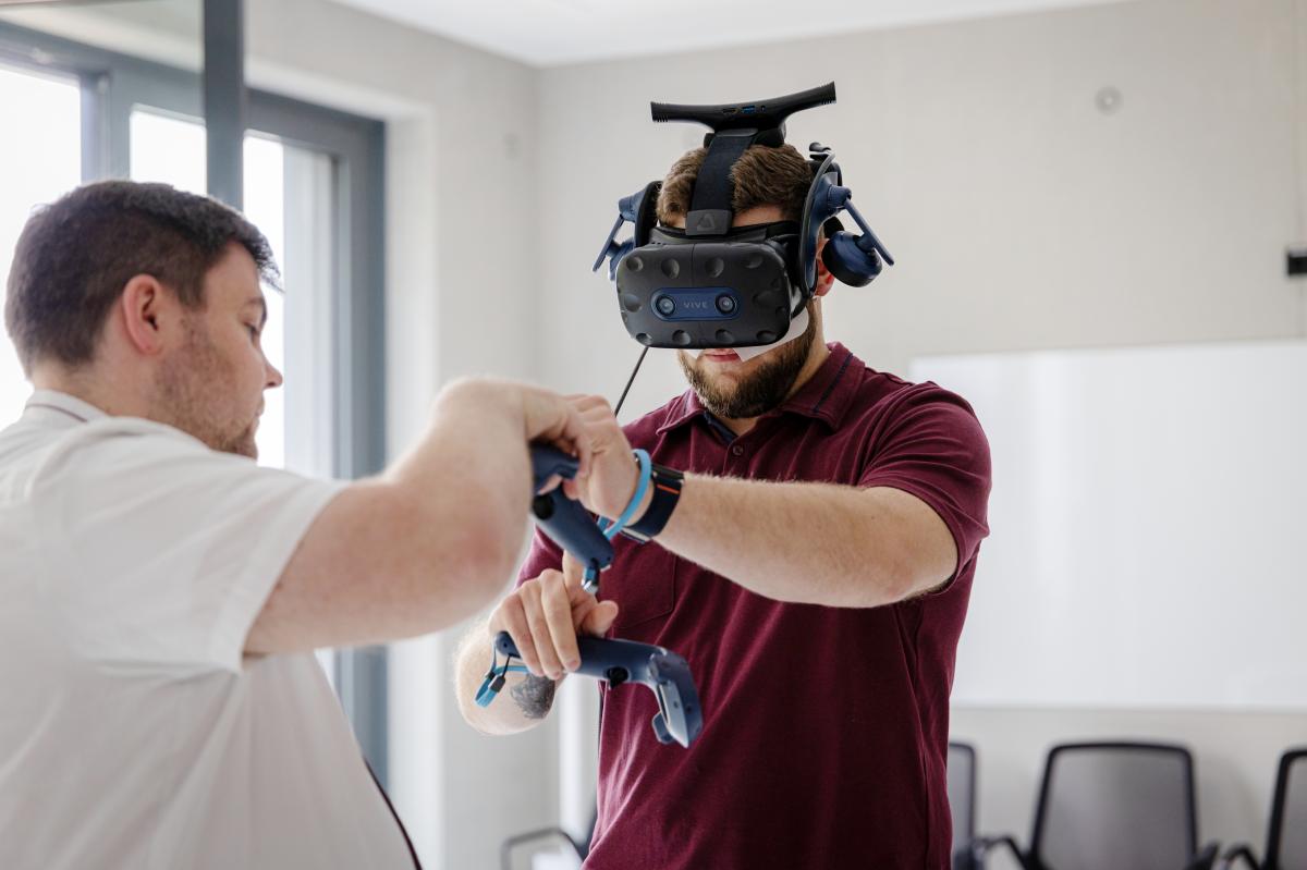 Mit VR-Brille, Fahrsimulator und Podcast: Die neue Ausbildungsakademie ...
