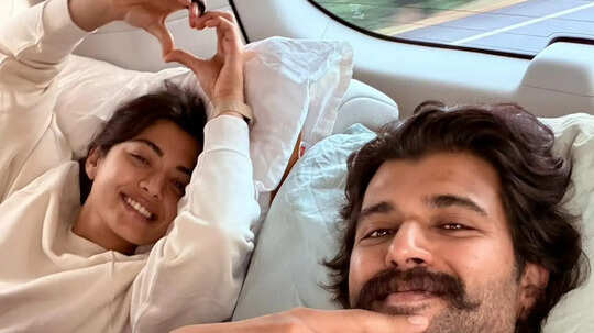Vijay Deverakonda-Rashmika Mandanna's sweet PDA wins hearts as couple ...
