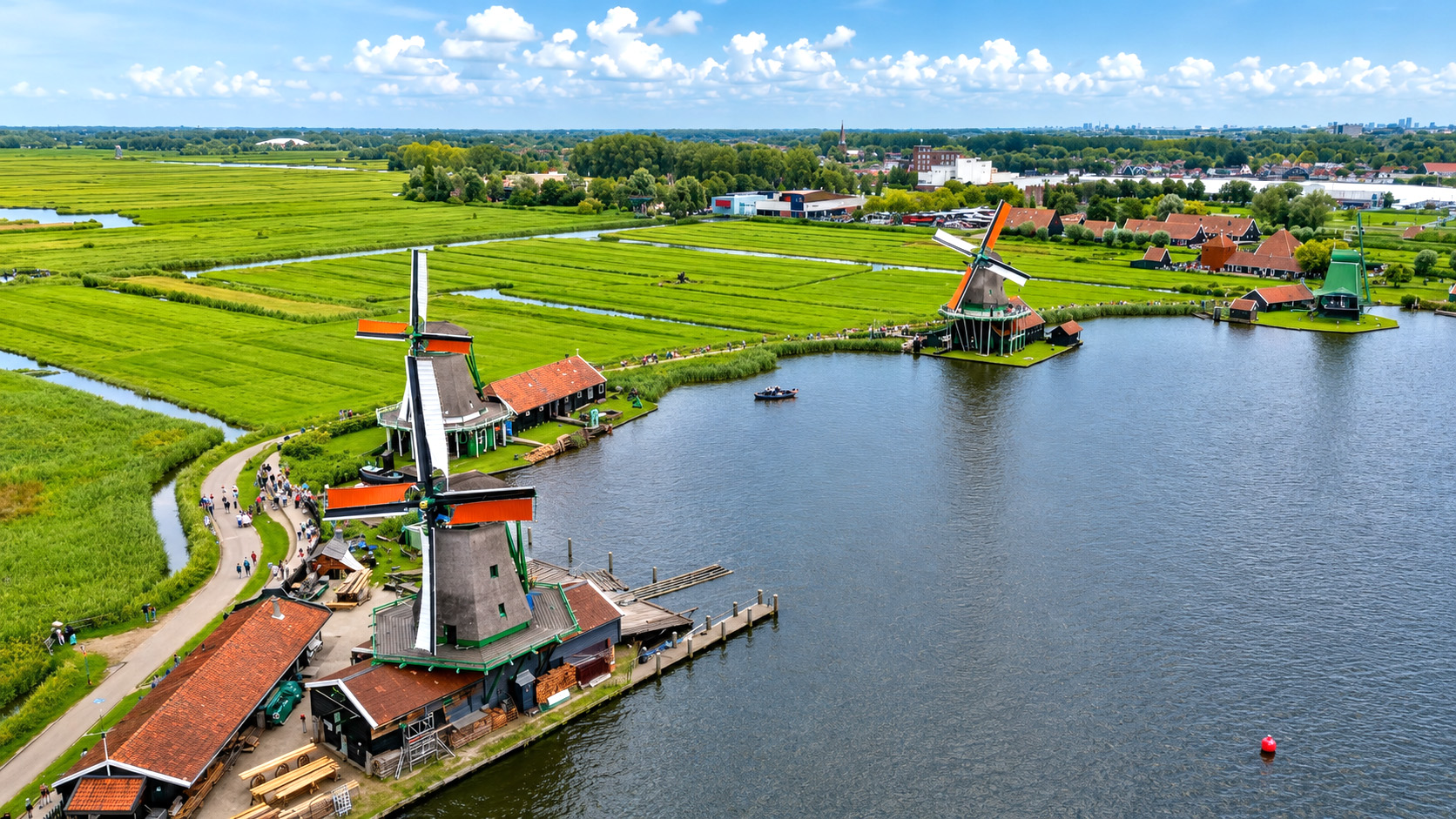 Los antiguos molinos de viento holandeses siguen girando en Zaanse Schans