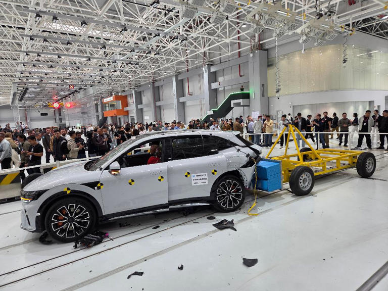 Tempête de neige artificielle et crash-tests : on a visité l ...
