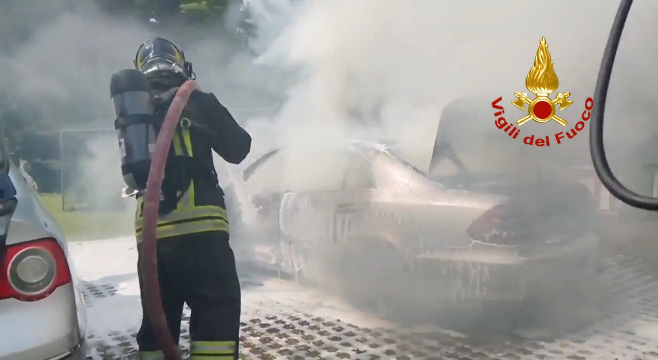 Fiamme divorano un'auto nel cortile di casa a Pordenone video