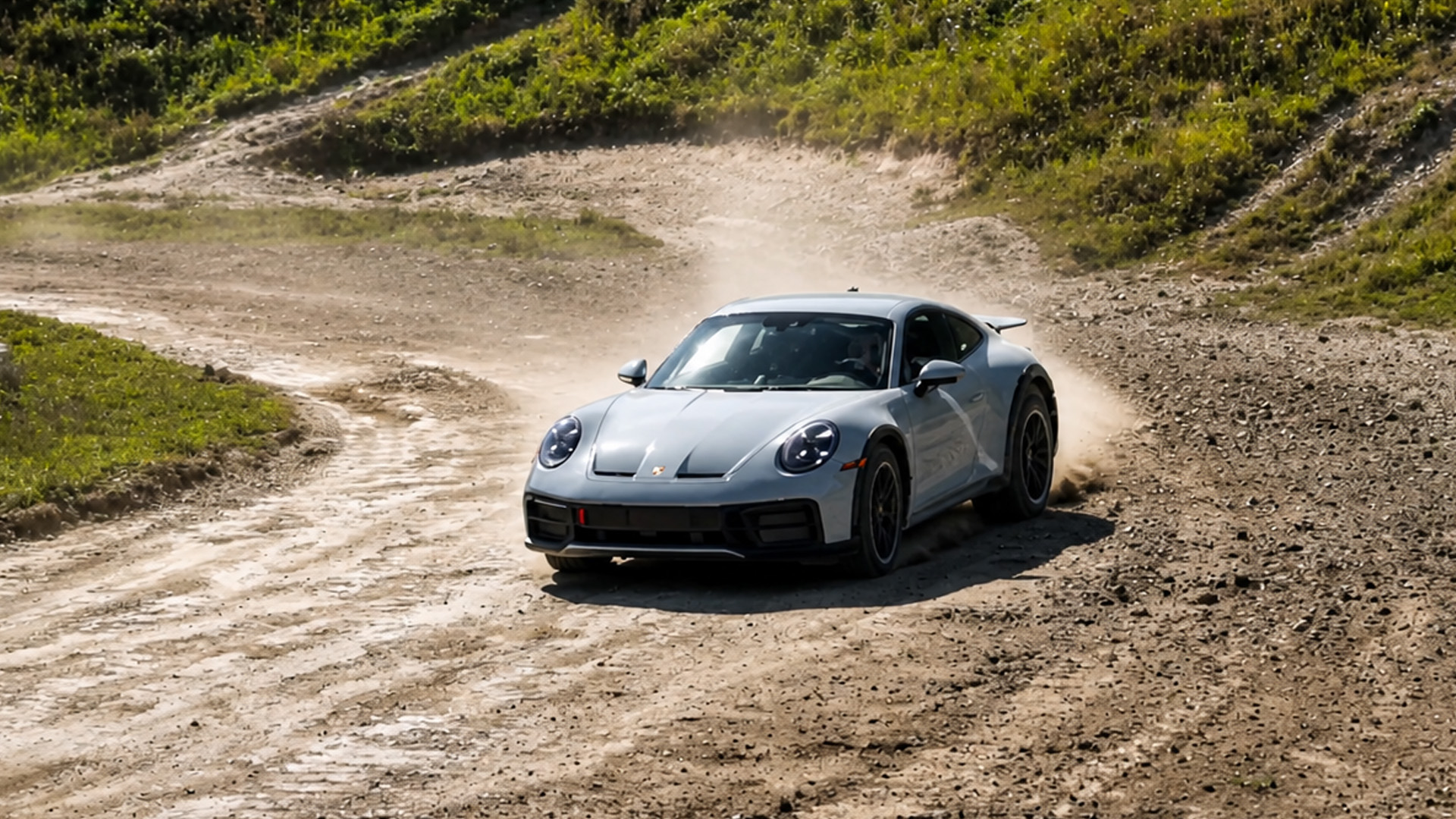 Wenn der Porsche 911 Dakar ins Gelände fährt, sieht seine Action so aus
