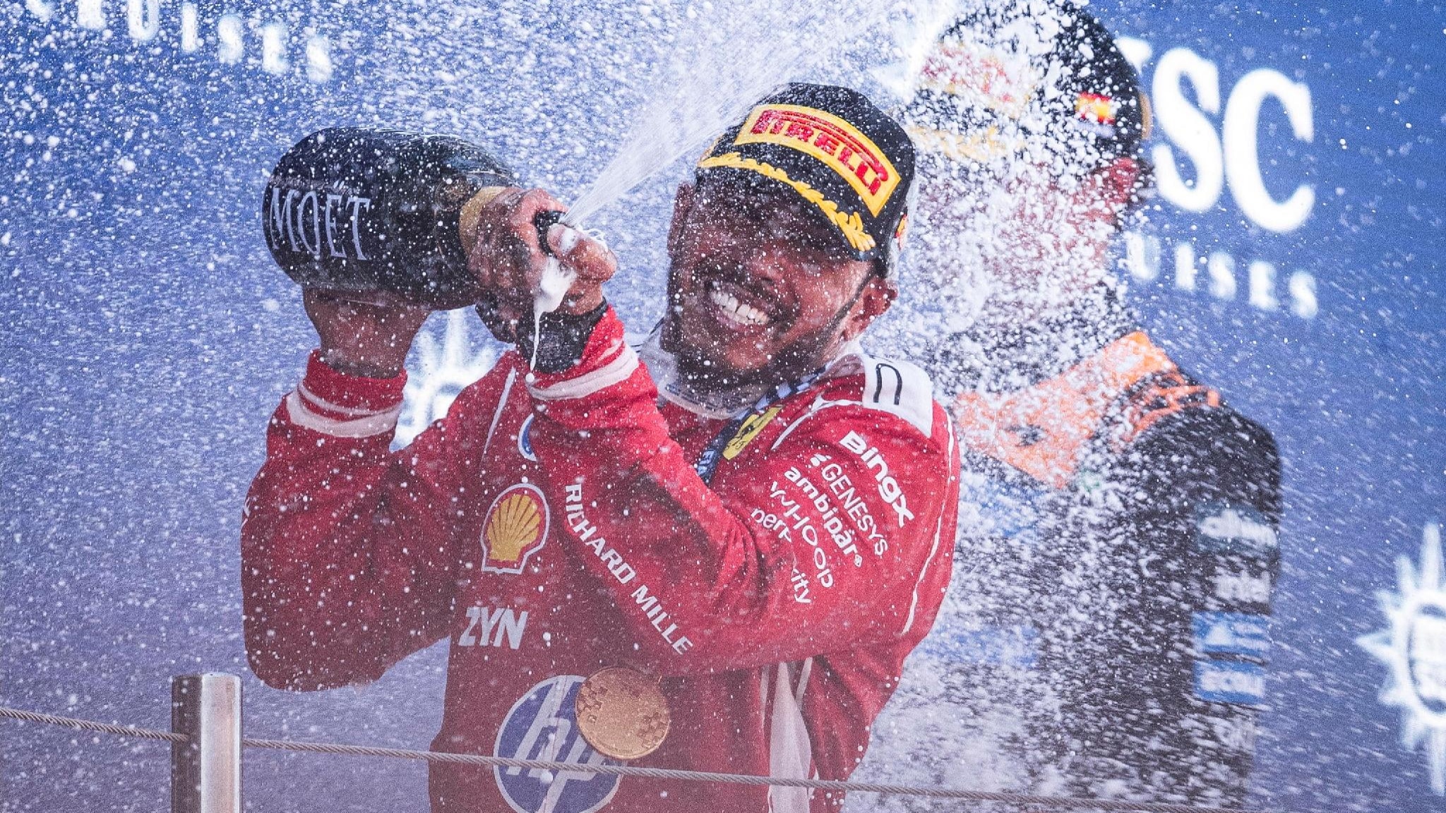 "Bentornato Lewis", la Formula1 si inchina al 'ritrovato' Hamilton