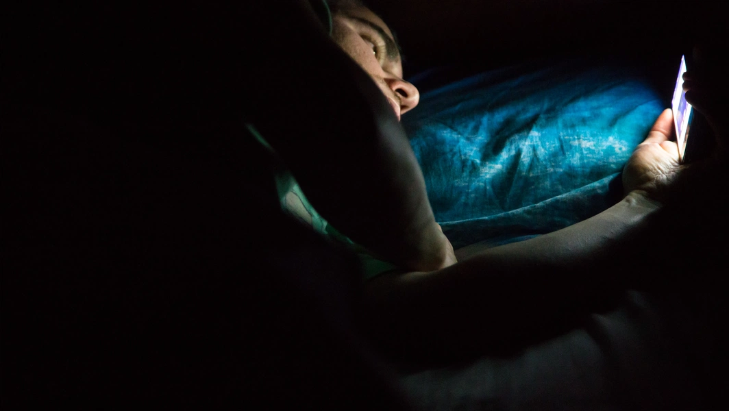Experts link late-night scrolling to rising brain fog and fatigue