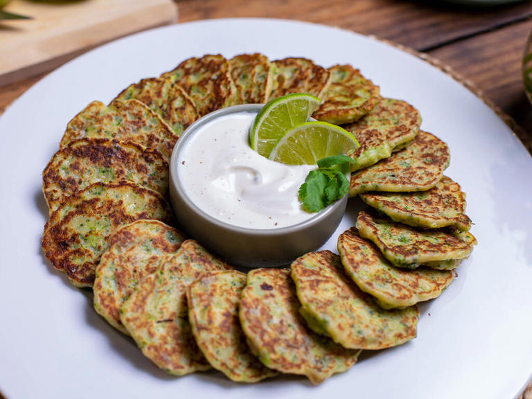 Tortitas de brócoli y cebolla caramelizada: receta muy fácil para ...