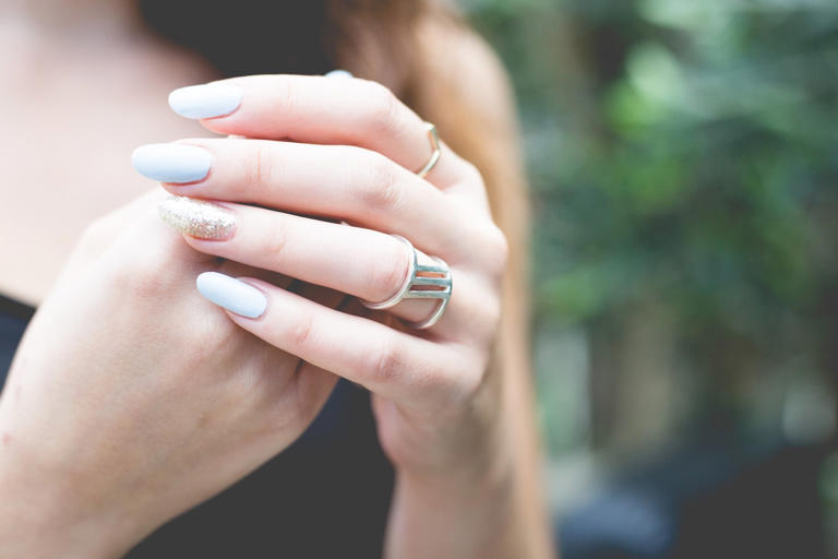 Ni manicura francesa ni tonos pastel: el color de uñas que más favorece ...