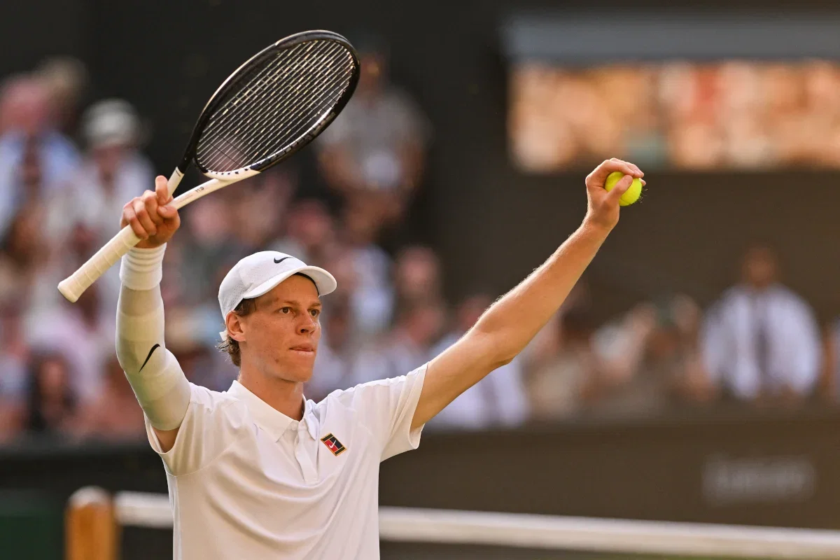 Pierwsze zdjęcia: tak może wyglądać strój Jannika Sinnera na Wimbledonie