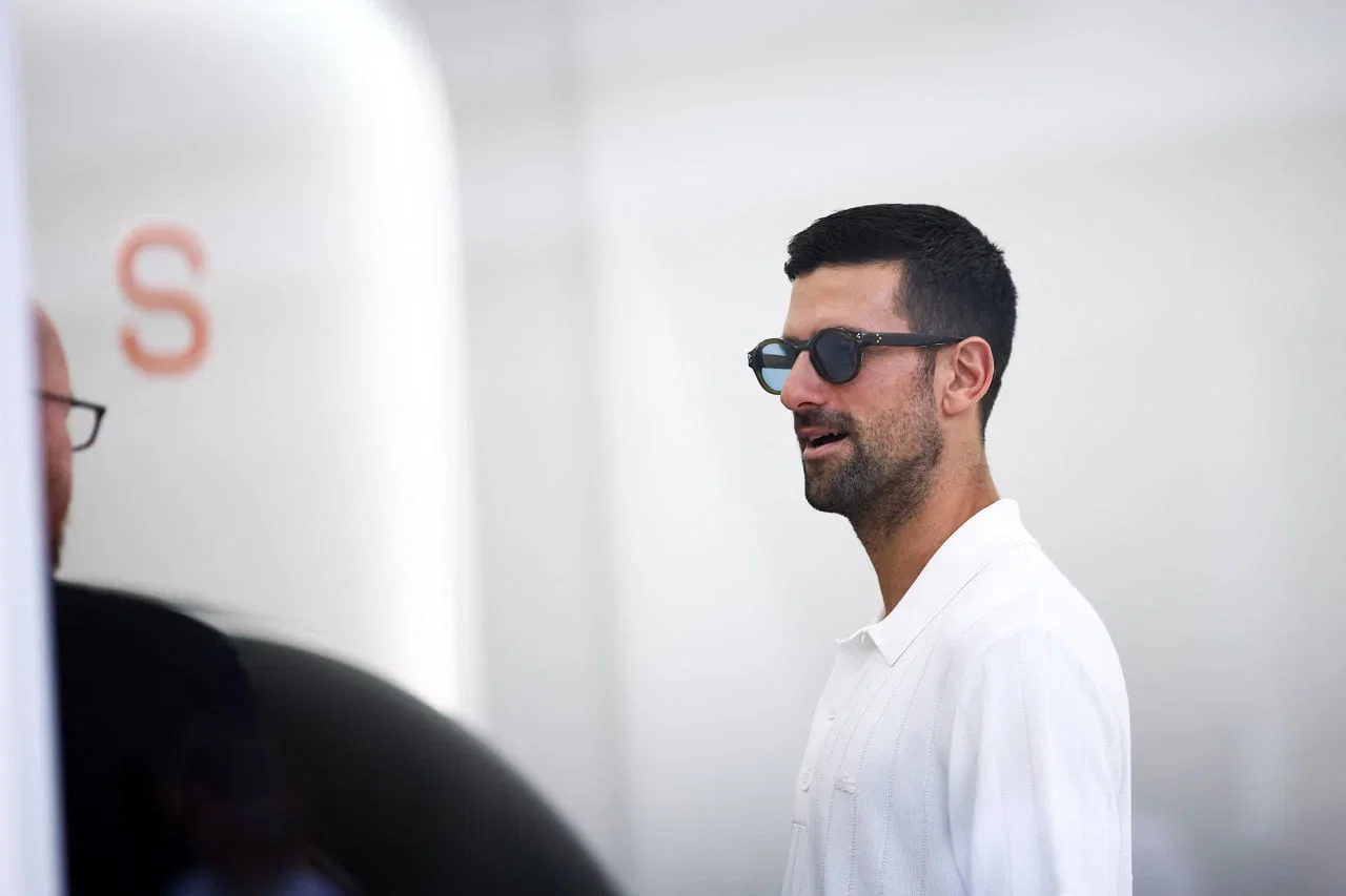 Djokovic i historisk F1-rolle: Viftede med rutet flag ved Hamiltons ...
