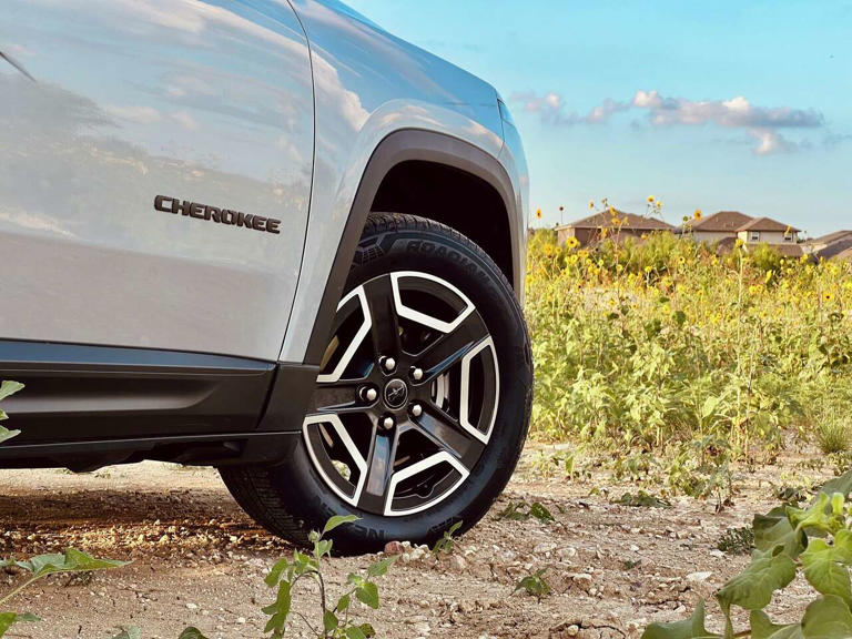 Jeep Cherokee hybrid and Wrangler Moab 392 show two sides of capability