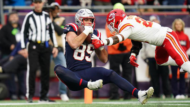 How Hunter Henry is assisting injured Patriots teammate
