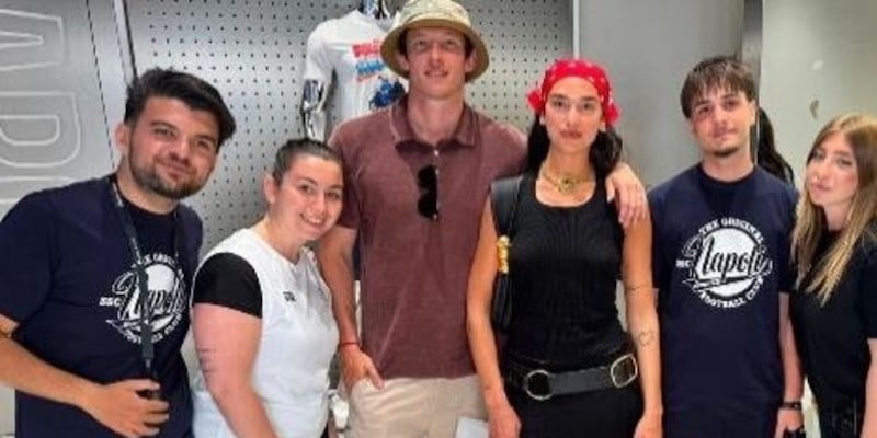 Dua Lipa e Callum Turner a Napoli: shopping nello store del club per i ...