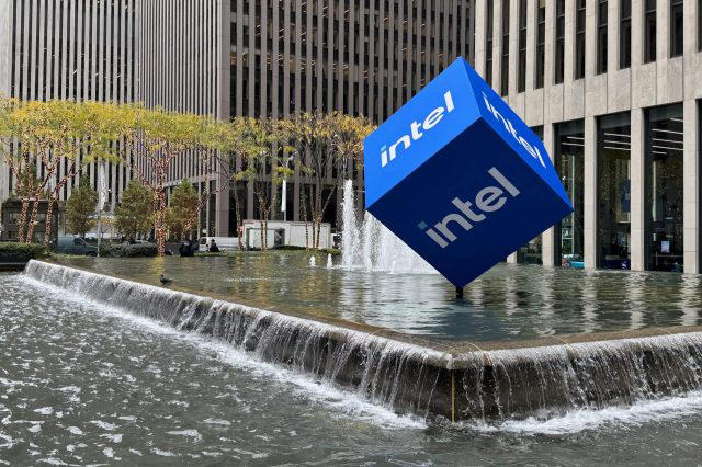 No makeup, hairspray, or deodorant: Inside Intel's chip factory, one ...