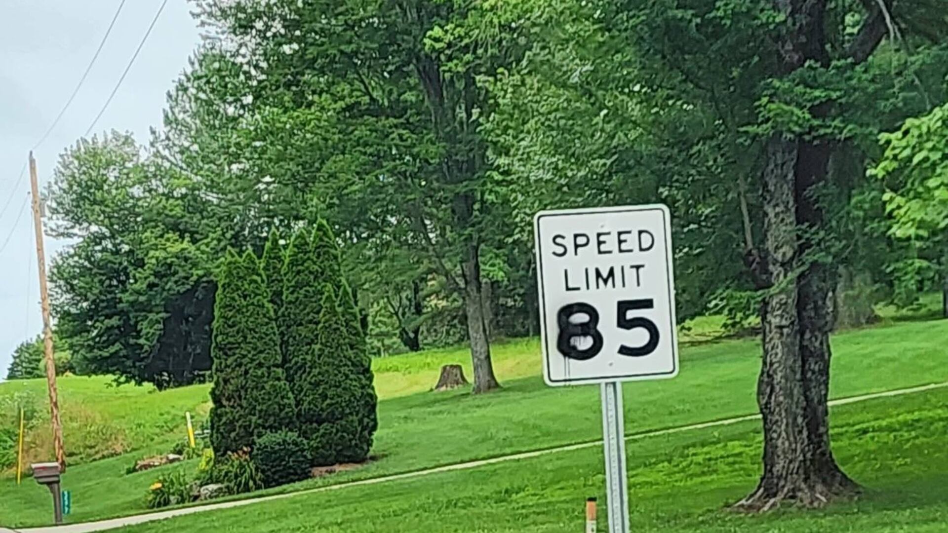 Police looking into vandalism of speed limit signs in Dubois Co.