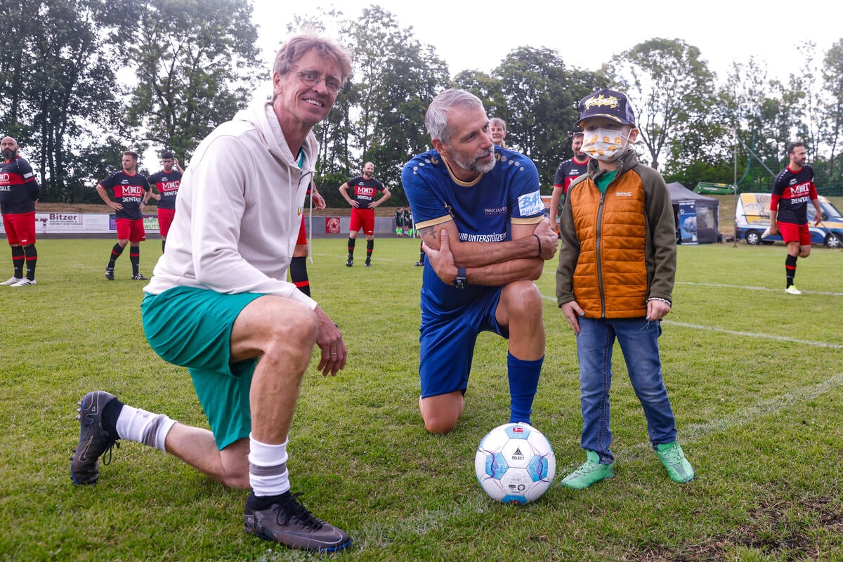 Rekordsumme erreicht: Fußballprofis kicken in Leipzig für krebskranke ...