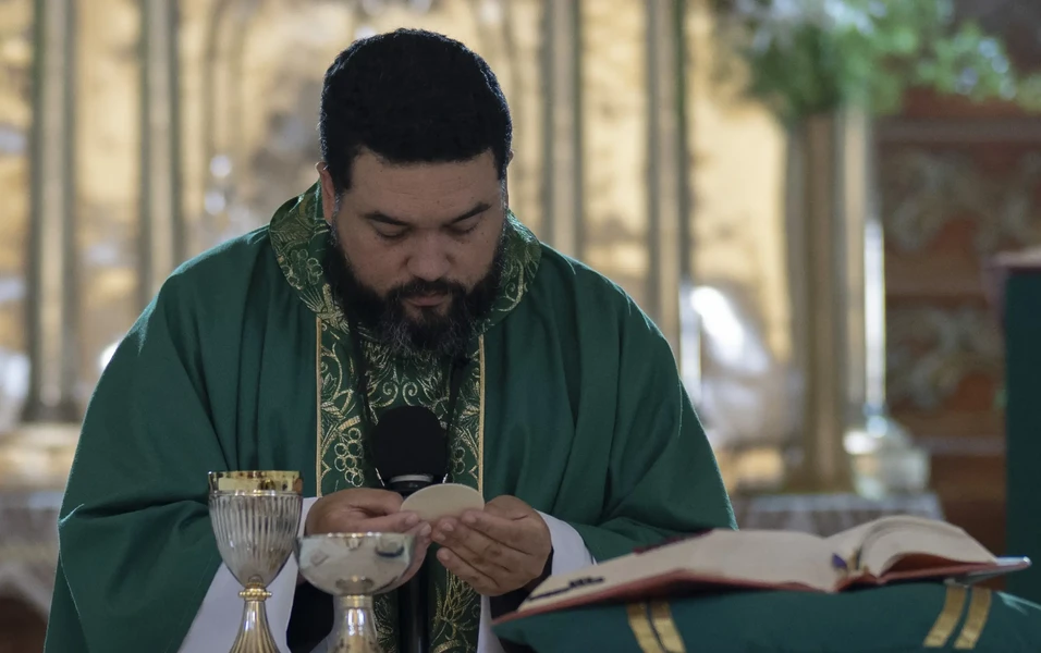 Cuban priests told to ration communion wafers amid power crisis