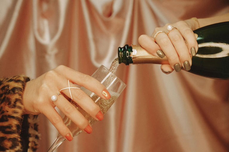 Ni manicura francesa ni tonos pastel: el color de uñas que más favorece ...