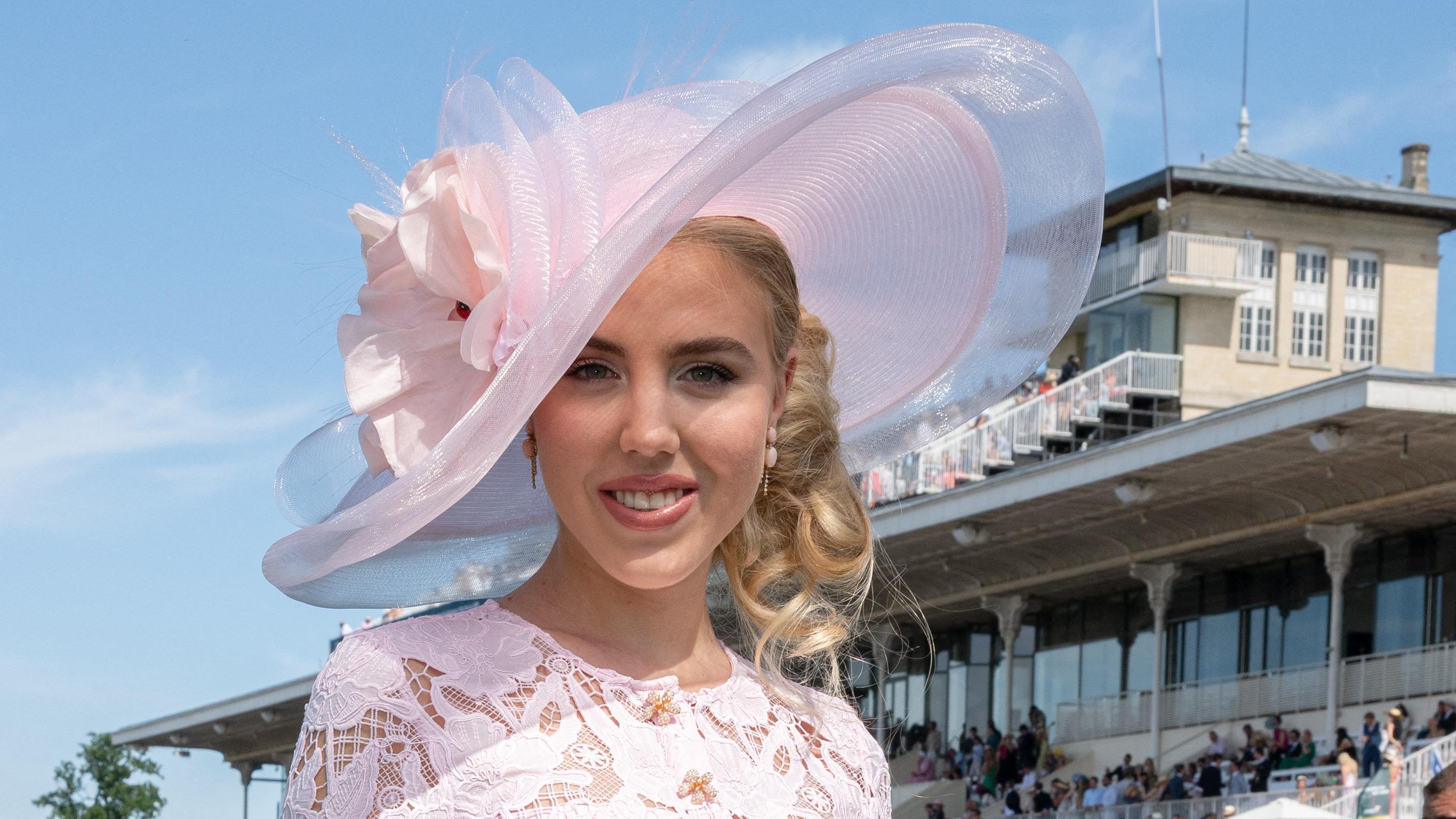 Sans Jordan Bardella, la princesse Maria Carolina voit la vie en rose à ...