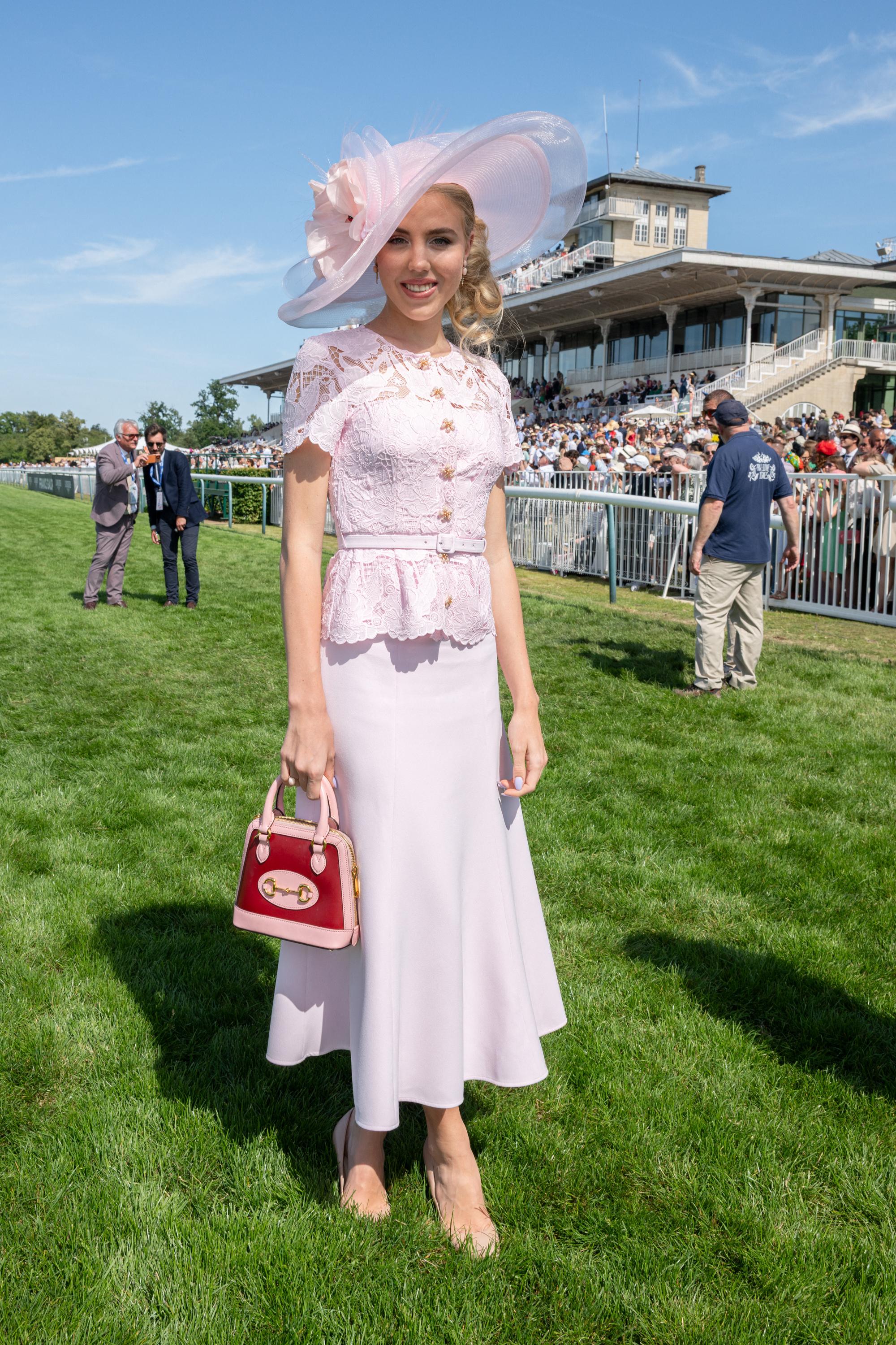 Sac Gucci et capeline rose : la princesse Maria Carolina voit la vie en ...